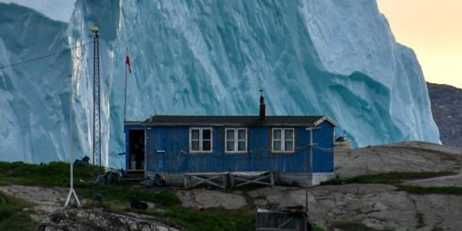 Kæmpe isbjerg ligger 100 meter fra Innaarsuit | KNR